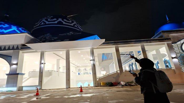 Makara Setinggi 14 Meter di Kubah Masjid Agung Raja Hamidah Patah ...