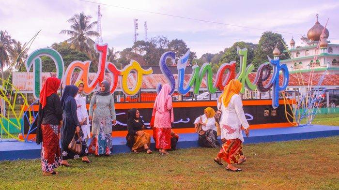 Tugu Dabo Singkep di Lingga Jadi Incaran Foto Warga, Baru Diresmikan Bupati - Tribunbatam.id