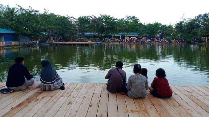 WISATA DI BATAM, Saat Libur Akhir Pekan, Kolam Ikan di Bengkong Ramai ...