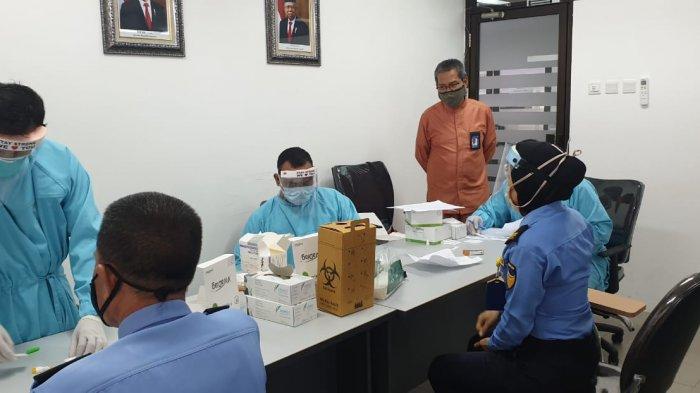 217 Officers in Batam Hang Nadim Airport Undergo Covid-19 Rapid Test ...