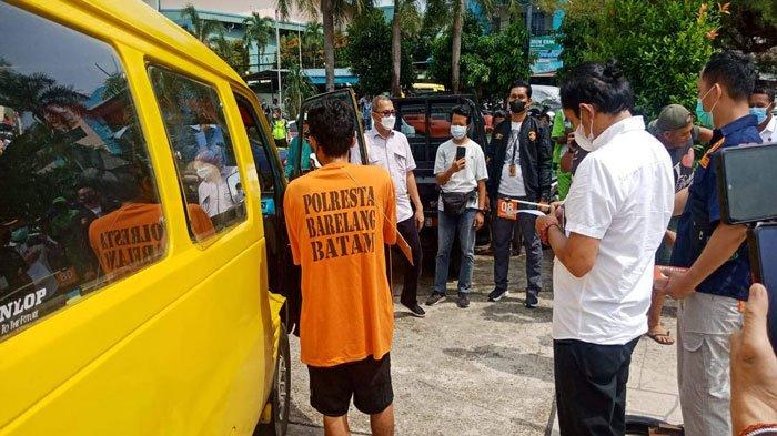 Rekonstruksi Pembunuhan Sopir Angkot di Batam, Holmes Cuci Gunting ...