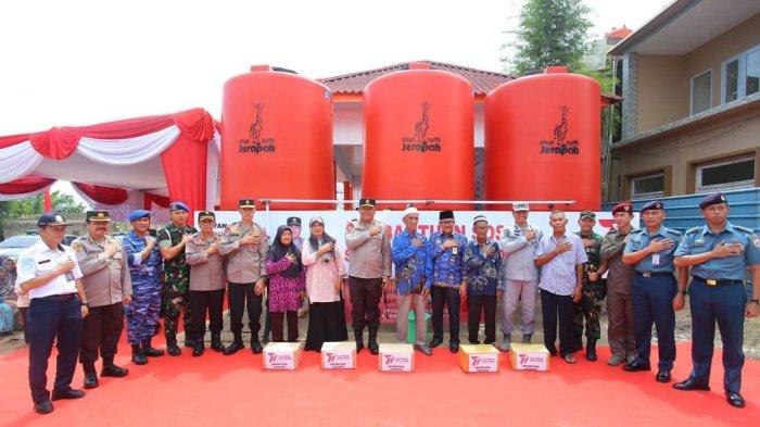 Semarak Hari Bhayangkara, Kapolda Kepri Bagikan Bansos ke Warga Tanjung Uma Batam - Tribunbatam.id