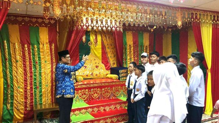Siswa Pulau Pecong Pelajari Budaya Melayu di LAM Kota Batam ...