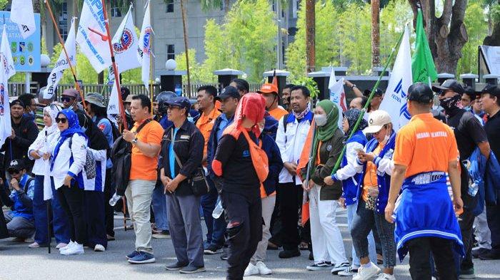 Peserta Demo di Batam Bawa Bendera Partai Buruh, Ini Komentar Bawaslu ...