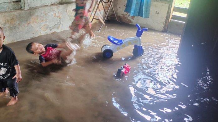 Hujan Deras Guyur Lingga, Rumah Warga Kampung Boyan Tergenang Banjir ...