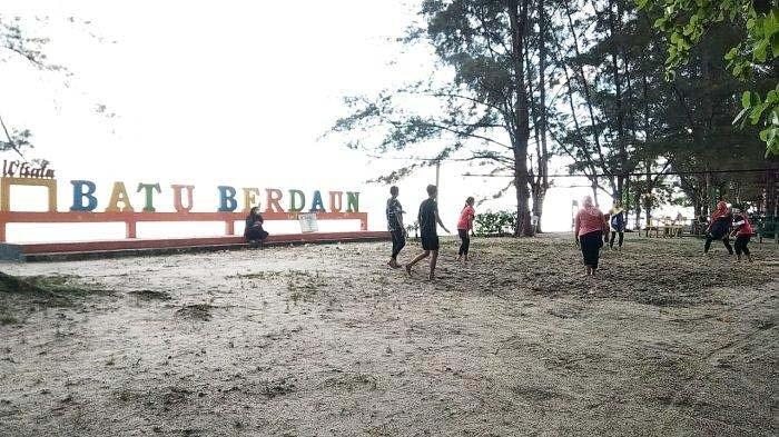 Pantai Batu Berdaun Lingga Tak Pernah Sepi, Pemerintah Mulai Bangun ...