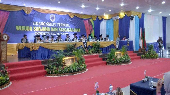 Putri Raih IPK Tertinggi 3,92 dari 328 Mahasiswa di Wisuda XXXIII ...
