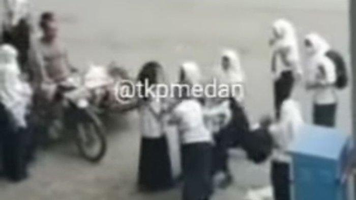 VIRAL di Medsos, Gegara Aksi Bully, Dua Siswi di Medan Saling Jambak ...