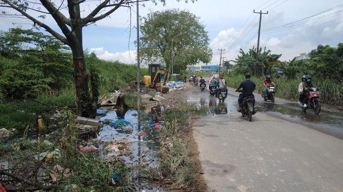 PINGGIR Jalan Sei Binti Batam Jadi Tempat Sampah, Kini Drainase Tersumbat dan Jalan Rusak ...