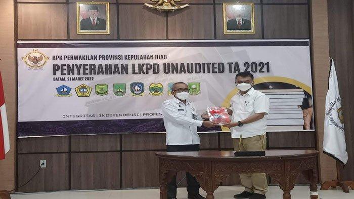 Bupati Natuna Serahkan LKPD 2021 ke BPK Kepri, Optimis Raih WTP Lagi - Tribunbatam.id