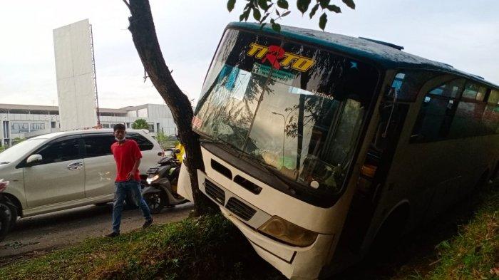 Breaking News - Bus Karyawan Alami Kecelakaan Tunggal di Batam, Penumpang Selamat - Tribunbatam.id