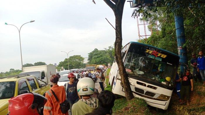 Alami Kecelakaan di Batam, Sopir Bus Bawa Rombongan Karyawan Syok, 'Baru Kali Ini Celaka ...