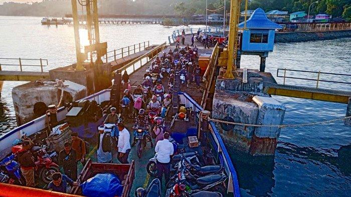 Penumpang KMP Paray di Lingga Padat, Belasan Pengendara Terpaksa Tunda ...