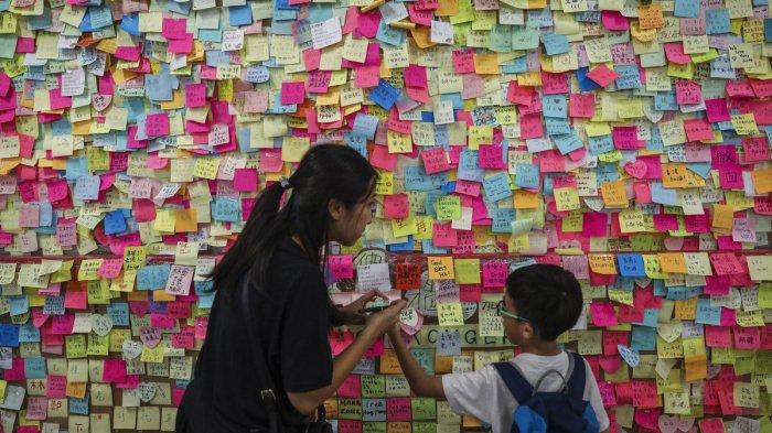 Cara Demo PNS dan Hong Kong, Tulis Aspirasi Lewat Kertas Warna-warni di ...