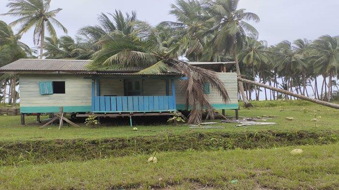 Cuaca Ekstrem di Natuna, Satu Rumah Warga Pulau Laut Rusak Berat ... Cuaca Ekstrem di Natuna, Satu Rumah Warga Pulau Laut Rusak Berat ...