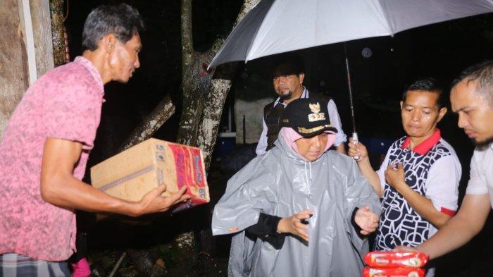 Hujan Lebat dan Gelap, Walikota Tanjungpinang Tinjau Kondisi Warganya yang Kebanjiran ...