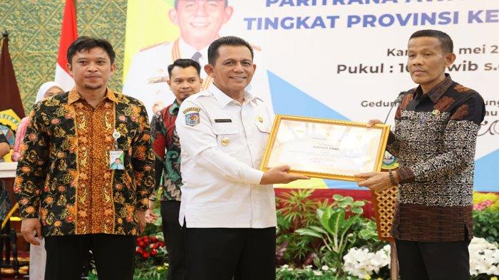 Gubernur Ansar Serahkan Anugerah Paritrana Award 2022 Provinsi Kepri - Tribunbatam.id