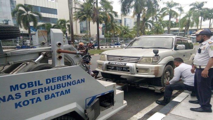 Parkir Sembarangan, Satu Mobil Toyota Prado Kena Derek Petugas Dishub ...