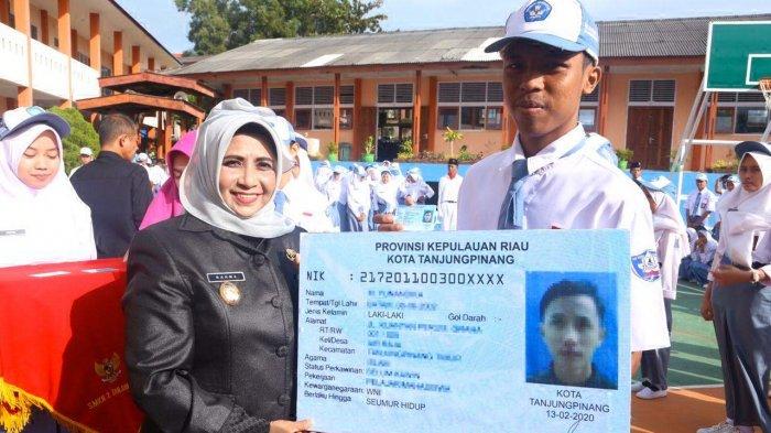 Program Disdukcapil Goes to School, Wakil Walikota Tanjungpinang Rahma ...