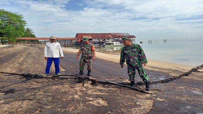 Lagi-lagi, Lumpur Minyak Hitam Cemari Kawasan Pesisir Pantai Dua Desa di Bintan - Tribunbatam.id