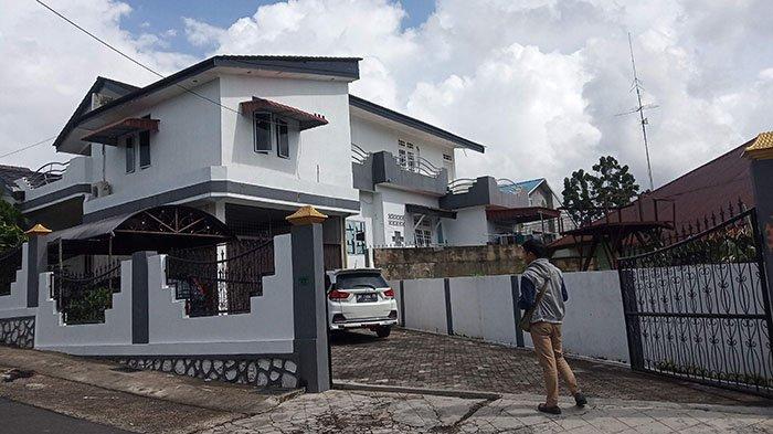 Kaharuddin Saksikan 8 Penyidik KPK Geledah Rumah Alias Wello, Dijaga Polisi Bersenjata Lengkap ...