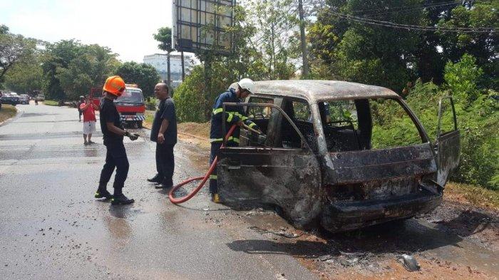 Detik-detik Angkot Terbakar di Batam saat Melaju di Jalan, Lihat Foto ...