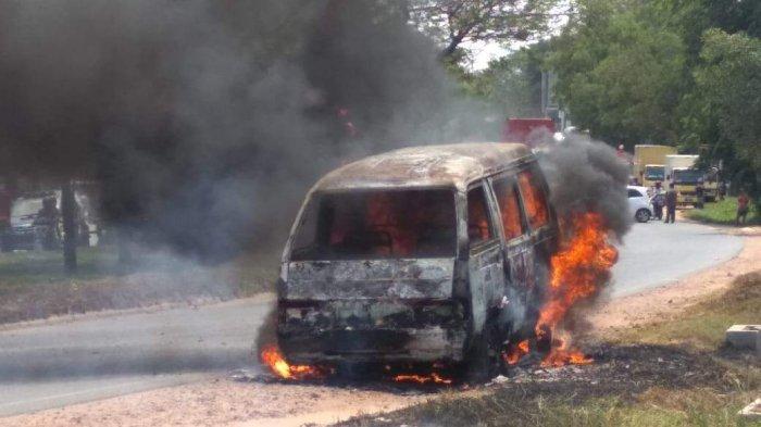 Lagi Melaju di Jalan, Angkot di Batam Mendadak Terbakar, Uang Hasil ...