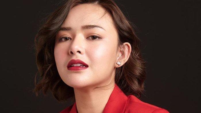 4 Gaya Amanda Manopo Pakai Gaun Merah, Paling Murah Rp 100 Ribuan ...