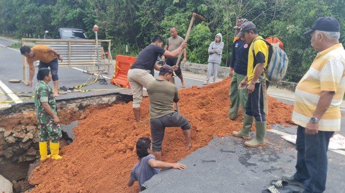 Ketua DPRD Bintan Turun ke Jalan Ikut Perbaiki Gorong-gorong Amblas di Toapaya - Tribunbatam.id