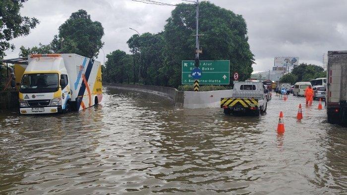 Ribuan Warga Mengungsi Akibat Banjir Rendam Jakarta Imbas Hujan Deras Sejak Selasa - Tribunbatam.id