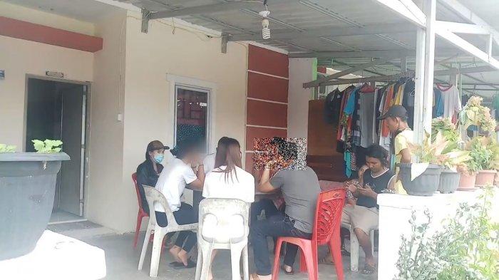 Berduaan di Dalam Rumah, Sepasang Muda-mudi di Karimun Digerebek Warga ... Berduaan di Dalam Rumah, Sepasang Muda-mudi di Karimun Digerebek Warga ...