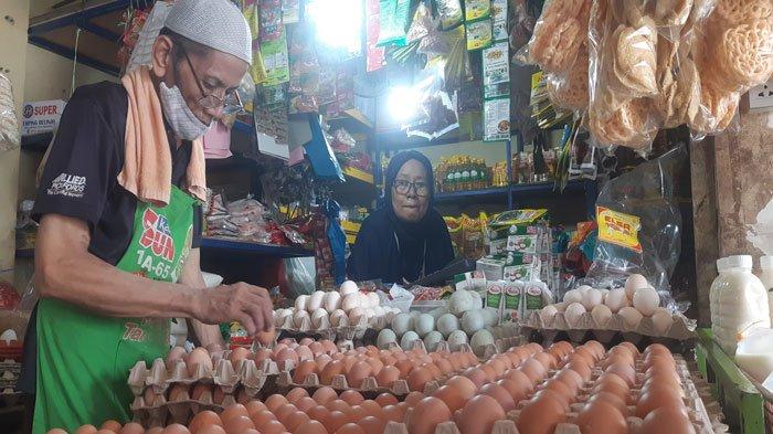 Harga Telur Ayam di Pasar Mega Legenda Batam Mulai Turun, Sepapan Rp 53 ...