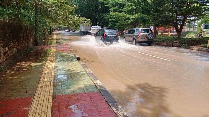 Tiap Hujan Deras Jalan di Batam Ini Langganan Banjir, Warga Menanti ...