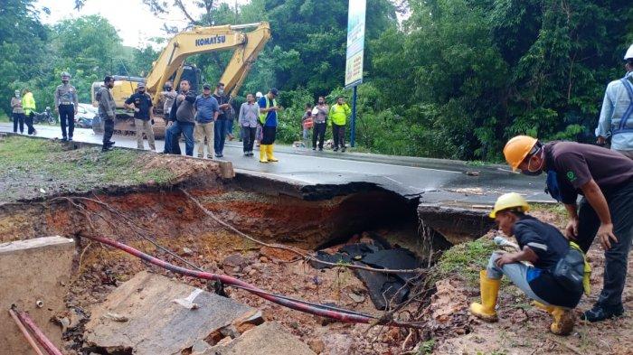 Hati-hati, Jalan Sudirman Batam Amblas, Ada Pengalihan Jalan dari ...