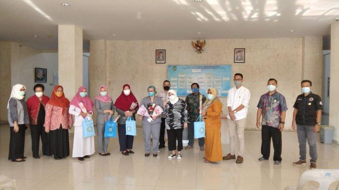 Rektor dan Dosen Unrika Naik Sepeda ke RSUD EF Batam dan Berikan Bunga ...