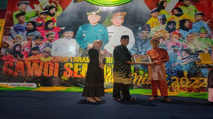 Bupati Wan Siswandi Tutup Gawoi Seni dan Budaya Pulau Midai Natuna, Ini ...