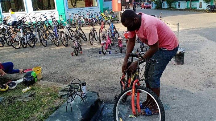 DEMI Bertahan Hidup, Seorang Imigran Asal Afrika Buka Bengkel Sepeda di ...