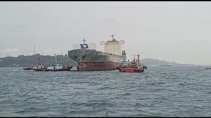 CUACA BURUK, Kapal Tanker MV Wan Hai 215 Kandas di Perairan Tanjung ...