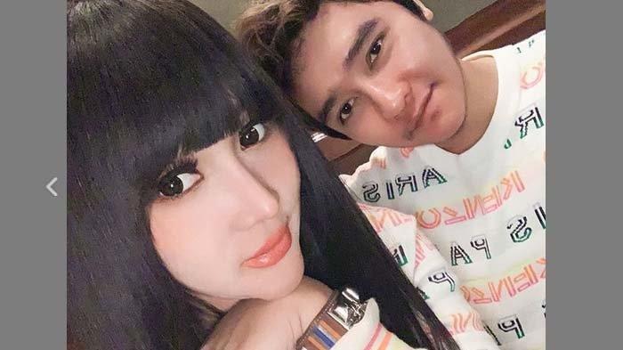 Foto-foto Abash Kekasih Lucinta Luna Telanjang Dada di Kolam Renang ...