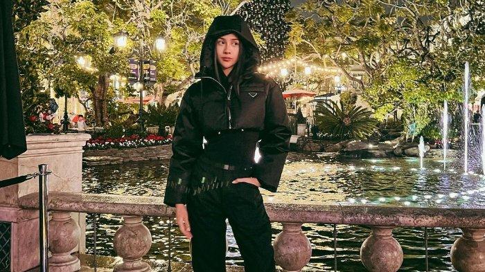 Anya Geraldine Pakai Jaket Prada Rp 44 Juta saat Nikmati Musim Dingin ...
