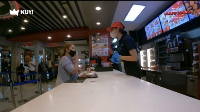 Reaksi Pengunjung KFC Lihat Anya Geraldine jadi Kasir, Ibu-ibu Nekati ...