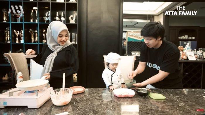 Atta Halilintar dan Aurel Hermansyah Ajarkan Ameena jadi Koki dengan ... Atta Halilintar dan Aurel Hermansyah Ajarkan Ameena jadi Koki dengan ...