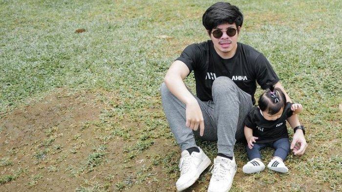 Ameena Anteng Duduk di Rumput saat Foto Bareng Atta Halilintar Pakai ...