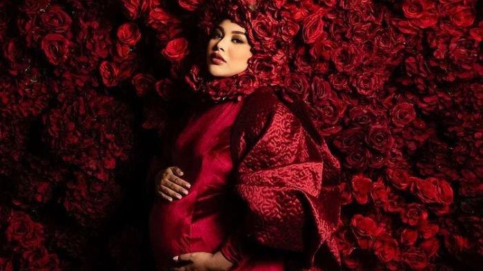 Aurel Hermansyah Foto Maternity Berkonsep Mawar Merah di Usia Kehamilan ...