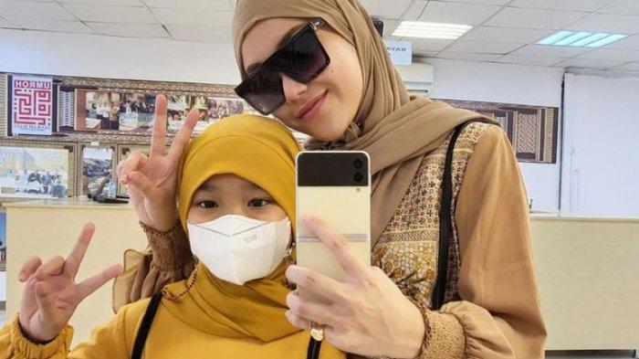 Penampilan Ayu Ting Ting Pakai Busana Rancangan Ivan Gunawan saat Umrah - Tribunbatam.id