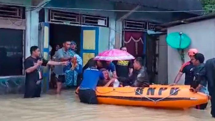 Evakuasi Lansia Terdampak Banjir di Daik Lingga, BPBD Turunkan Perahu Khusus - Tribunbatam.id