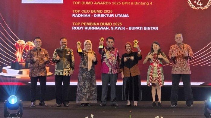 Sabet Tiga Penghargaan Sekaligus, Bupati Roby Raih TOP Pembina BUMD Dalam Ajang TOP BUMD Awards ...