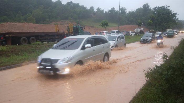 Banjir di Batam Rendam Jalan Ahmad Yani Arah Muka Kuning, Motor Mogok ...