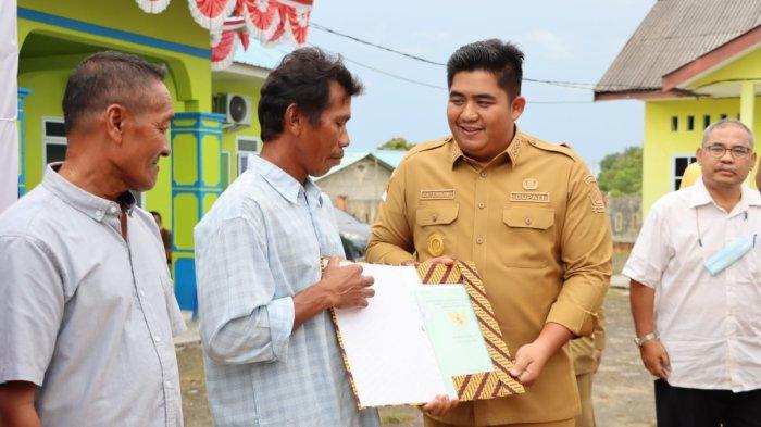 Bupati Bintan Ucap Syukur Serahkan 180 Sertifikat Tanah Warga Desa Busung - Tribunbatam.id