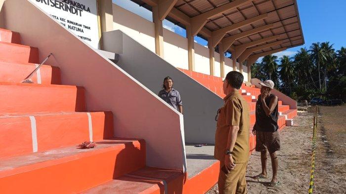 Bupati Natuna Wan Siswandi Cek Pembangunan Tribun Lapangan Sri Serindit ...